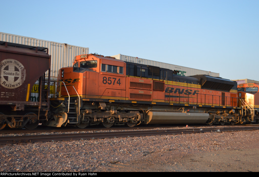 BNSF 8574 Races East